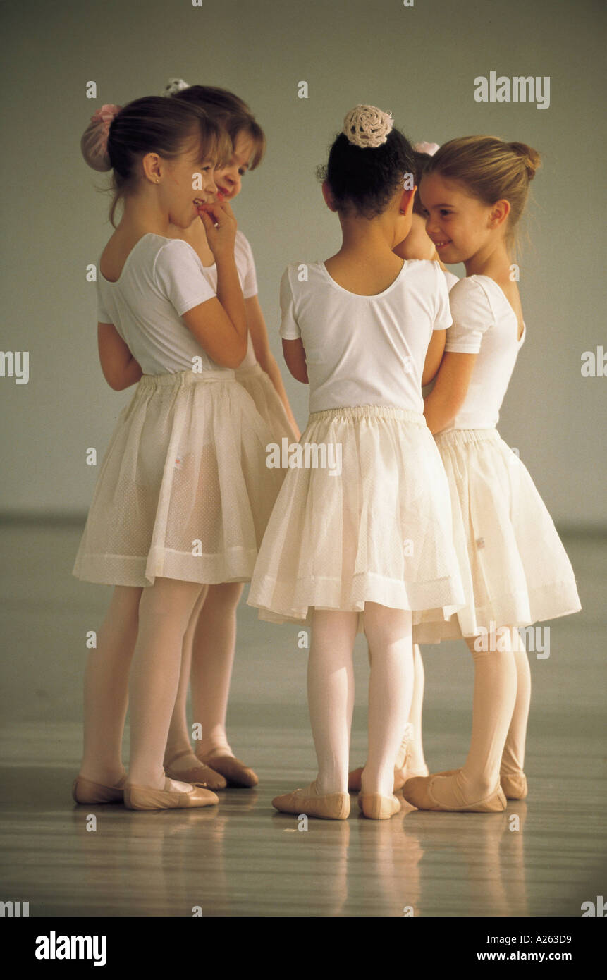 Dancers in circle hi-res stock photography and images - Alamy