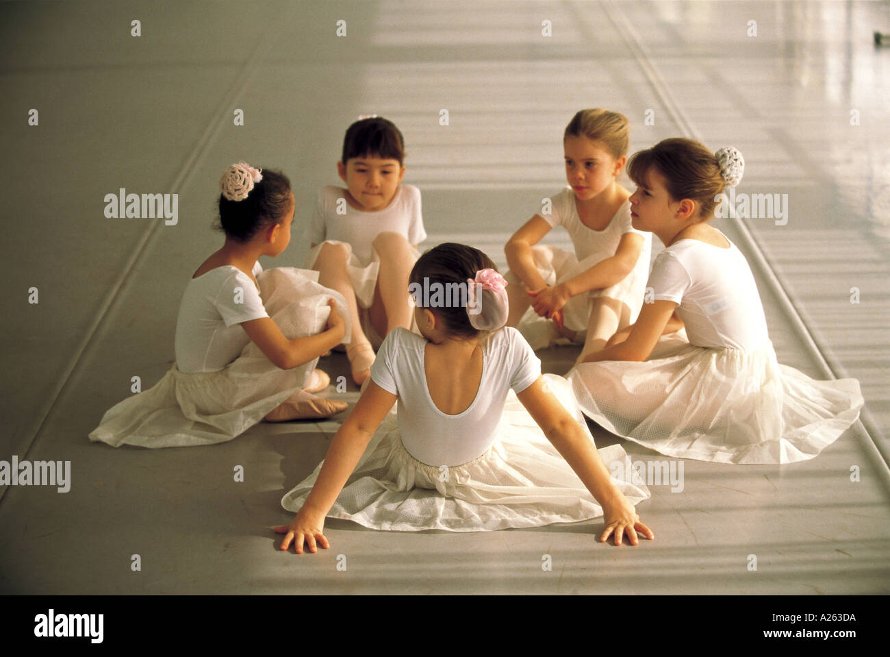 Circle dancing class hi-res stock photography and images - Alamy