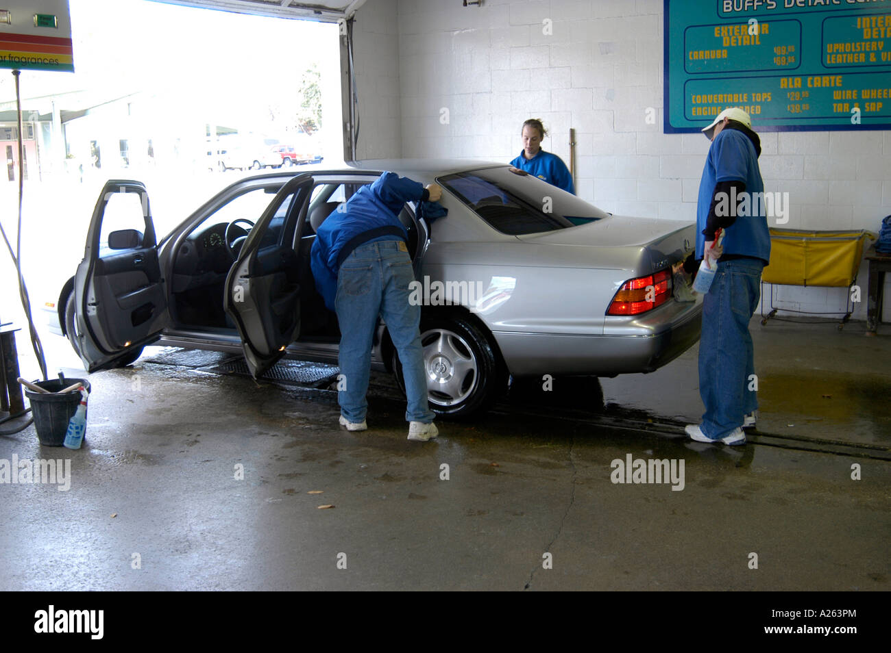 Automobile workers hi-res stock photography and images - Alamy