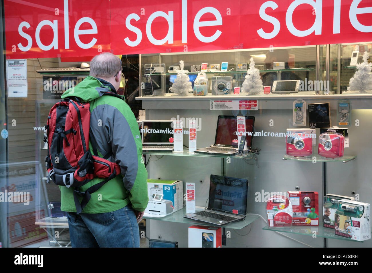 Electronic goods window hi-res stock photography and images - Alamy