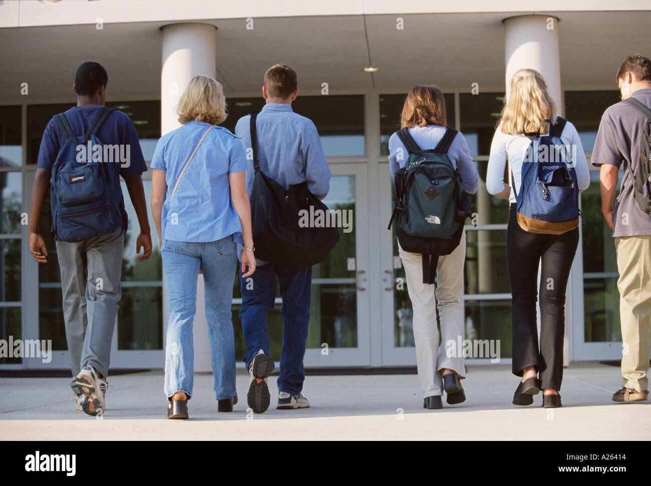 BACK VIEW OF STUDENTS GOING INTO COLLEGE Stock Photo - Alamy