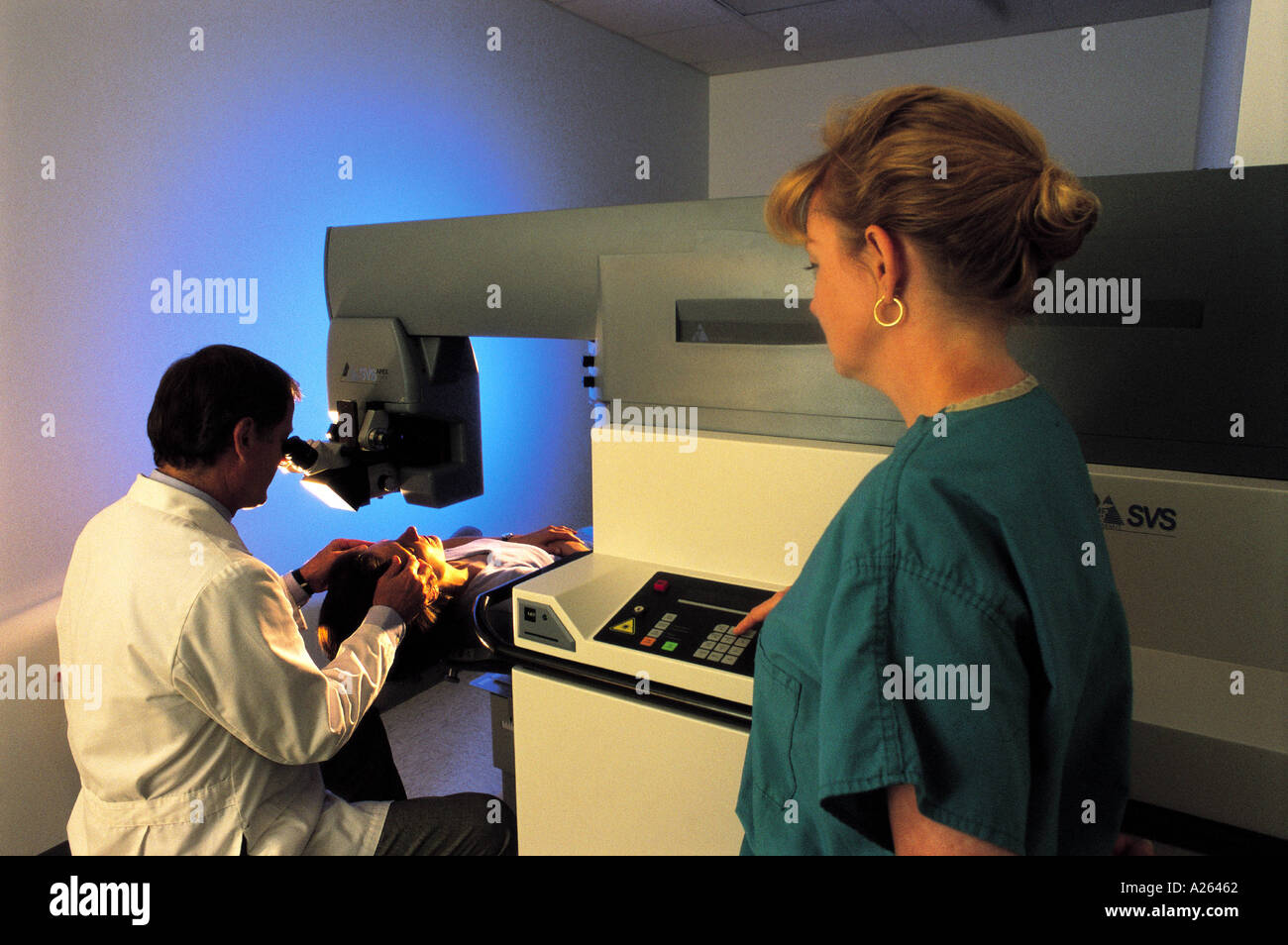 DOCTOR AND NURSE EXAMINING PATIENT WITH SCANNER Stock Photo - Alamy