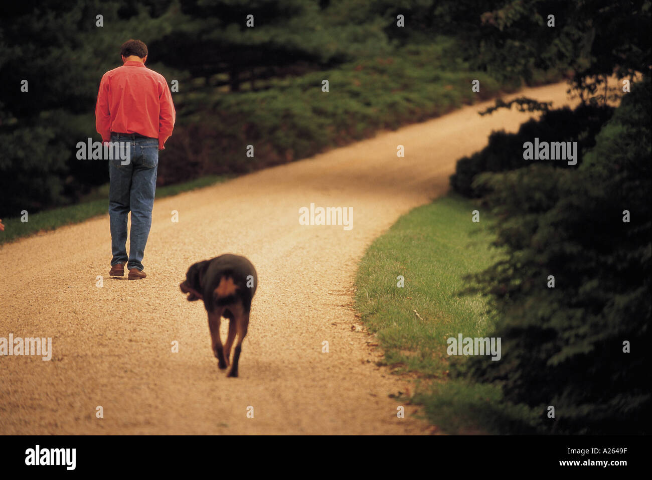 Walking in opposite directions hi-res stock photography and images - Alamy