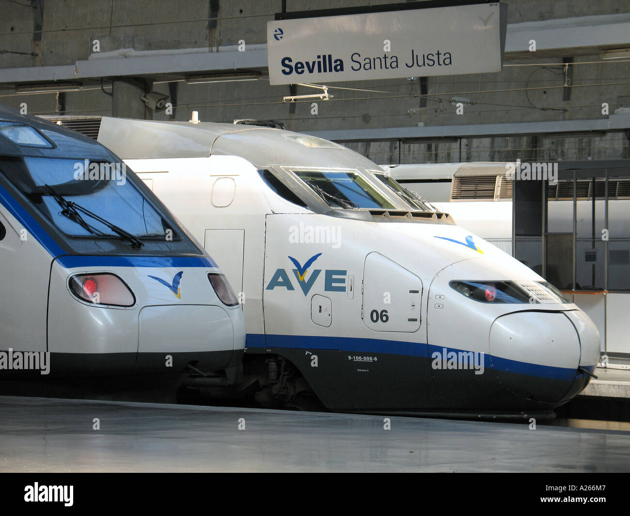 Highspeed trains station platform hi-res stock photography and images - Alamy