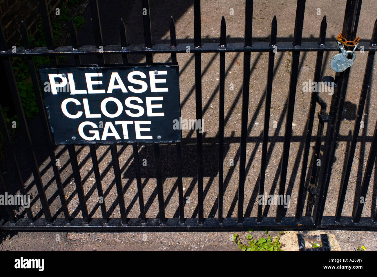Driveway chain entrance hi-res stock photography and images - Alamy