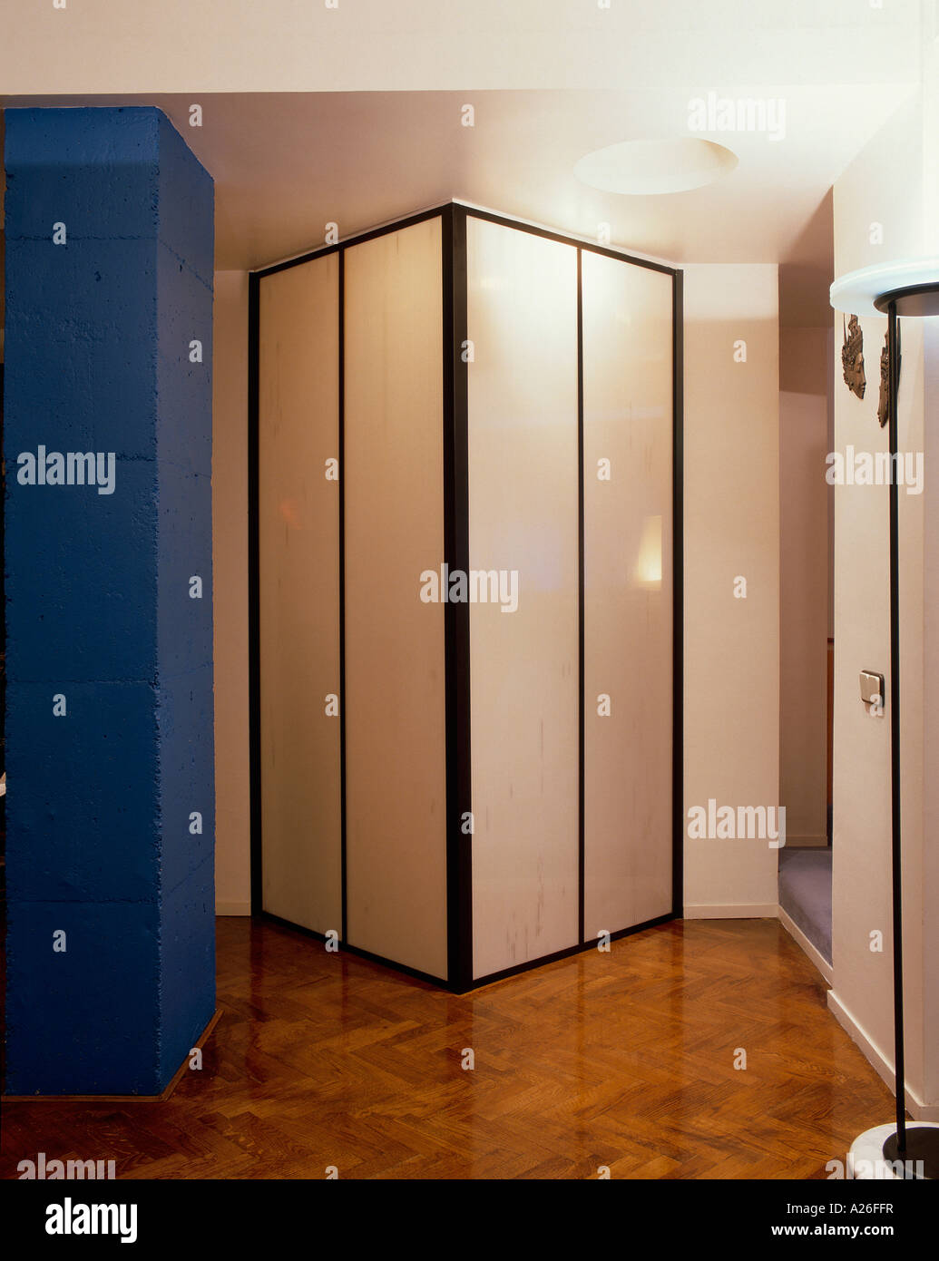 Well lit rooms hi-res stock photography and images - Alamy