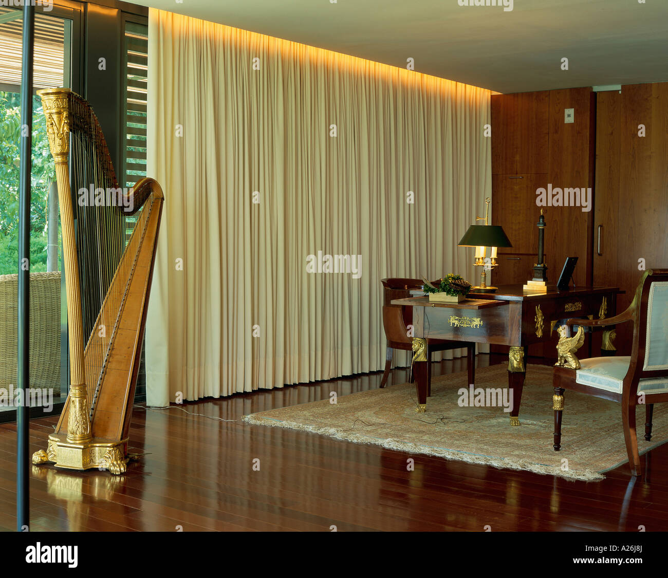 Pianos and harps hi-res stock photography and images - Alamy