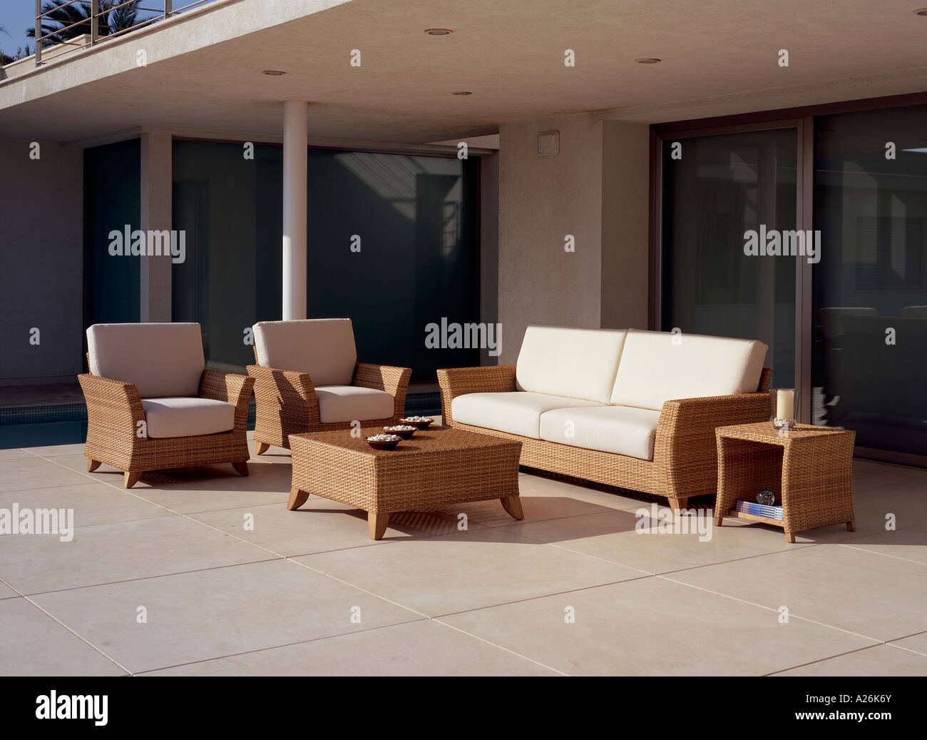 View of a comfortable seating arrangement in a lanai Stock Photo - Alamy