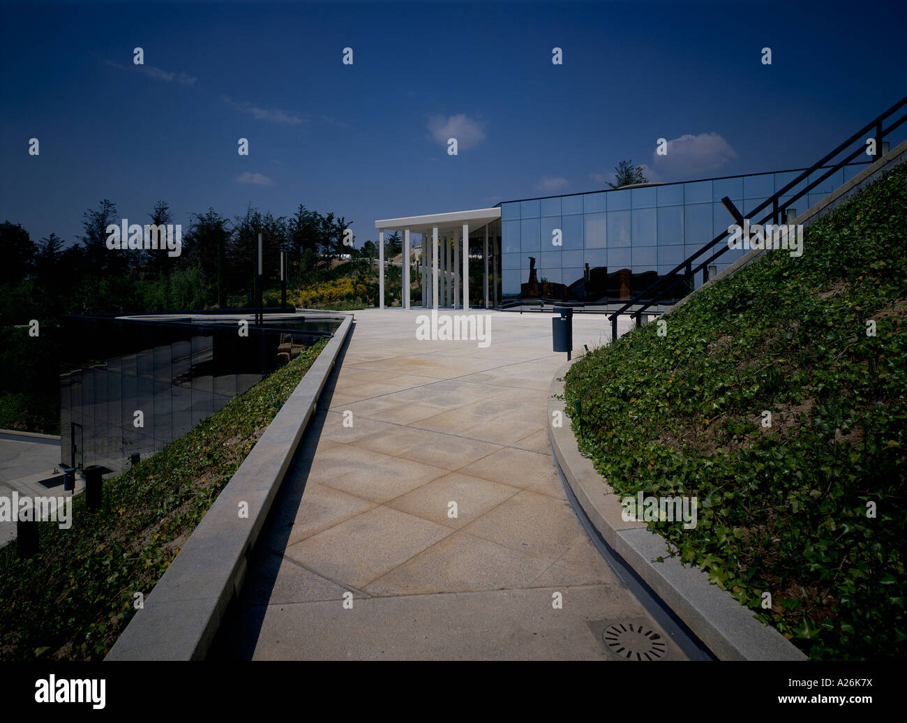 View of landscaping near a commercial building Stock Photo - Alamy