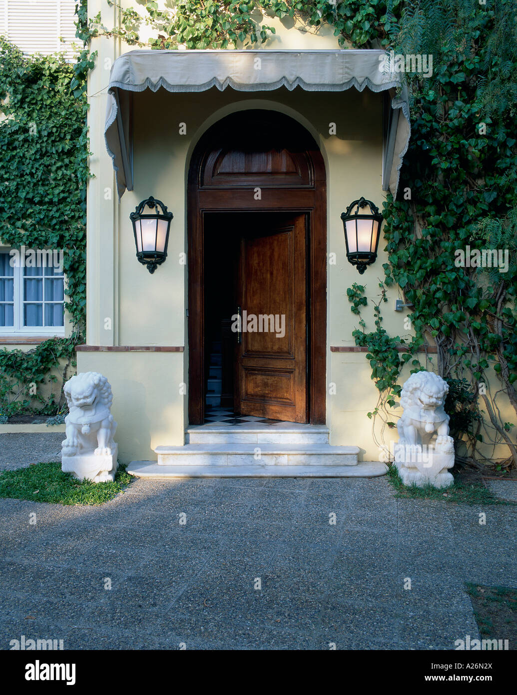 Statues entrance residential building hi-res stock photography and ...