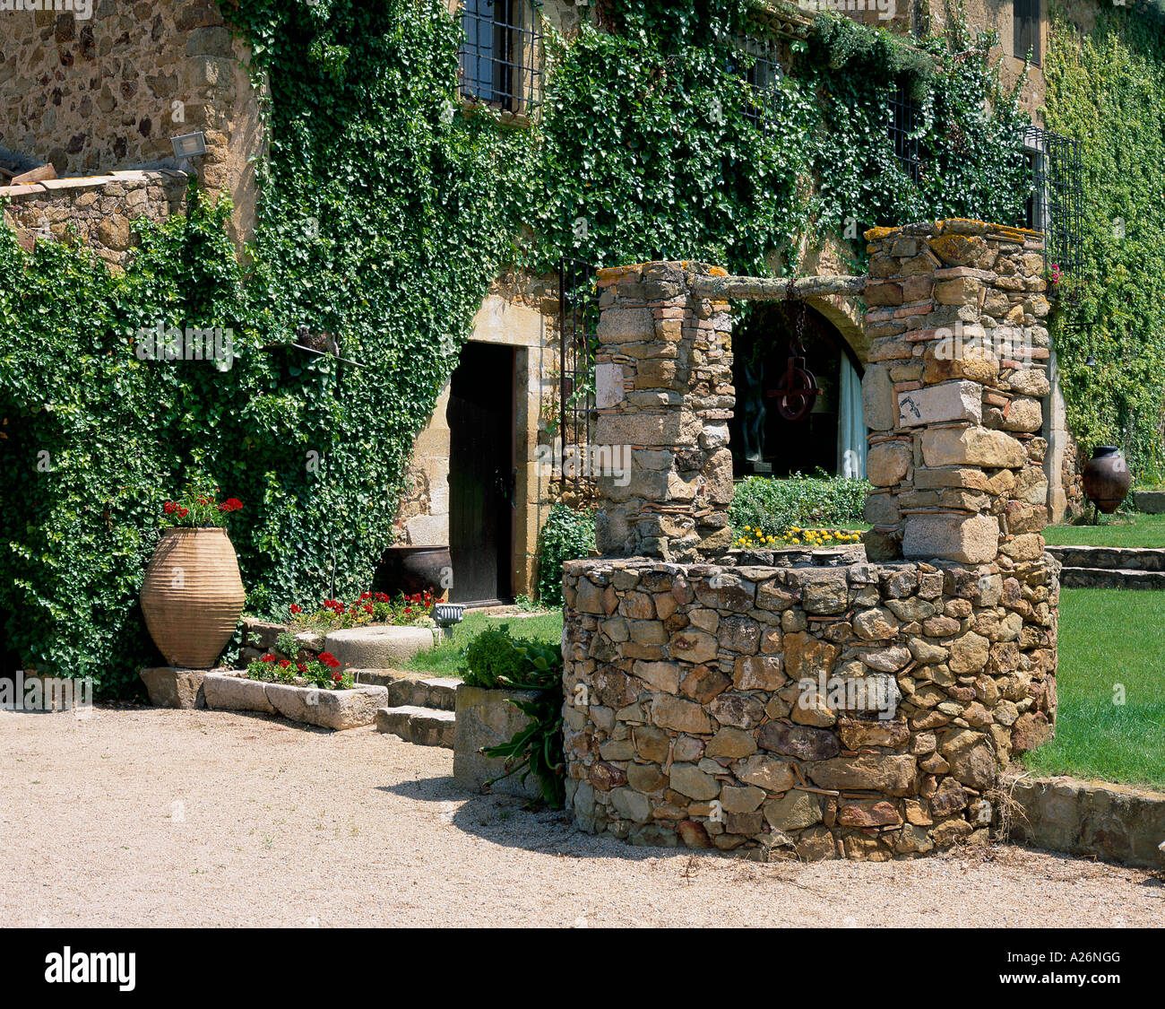 Stonewall well hi-res stock photography and images - Alamy