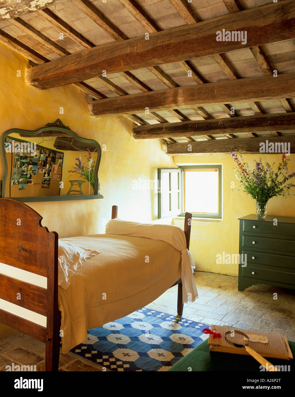 View neat bed in bedroom hi-res stock photography and images - Alamy