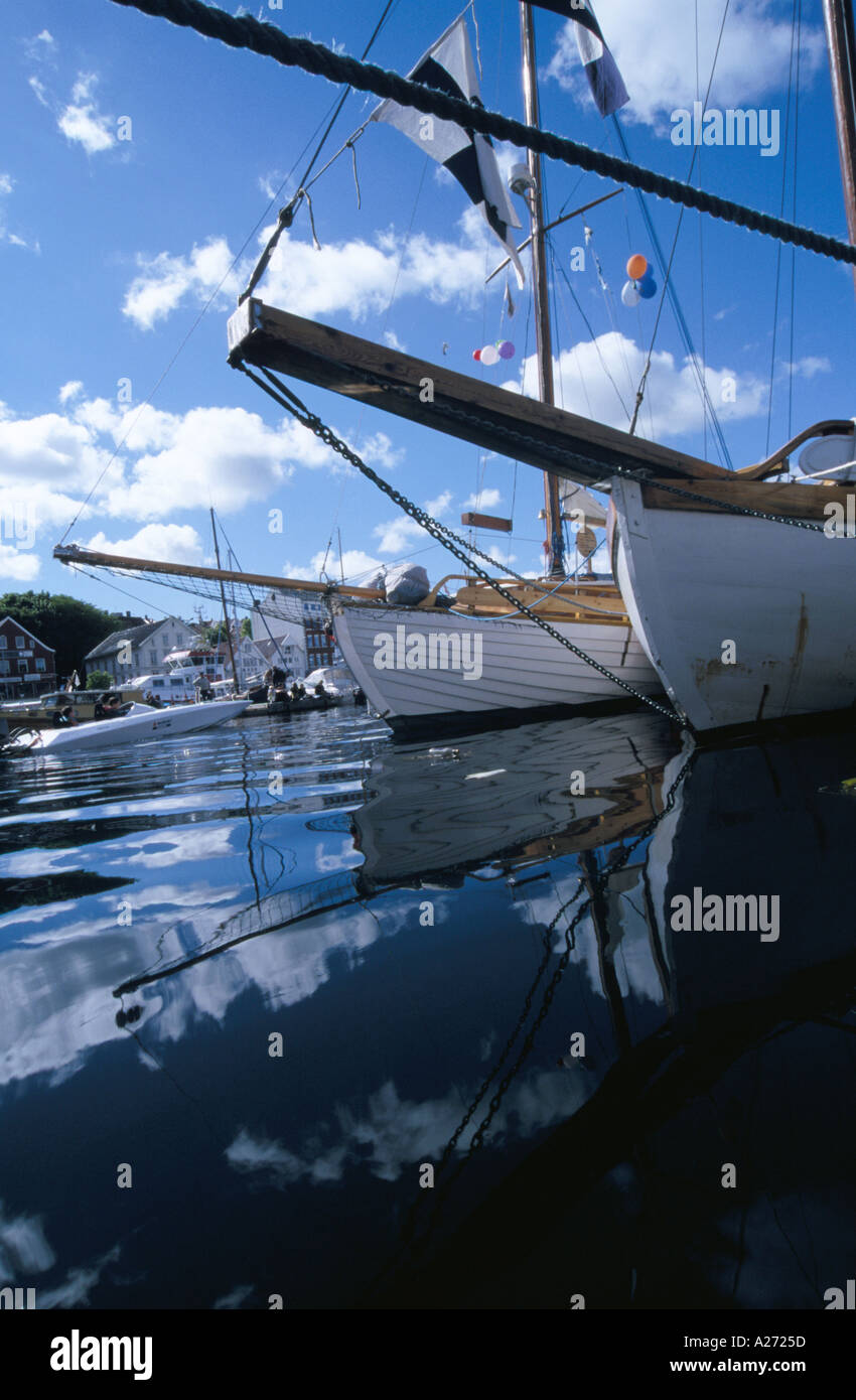 Two large sailing ships hi-res stock photography and images - Alamy