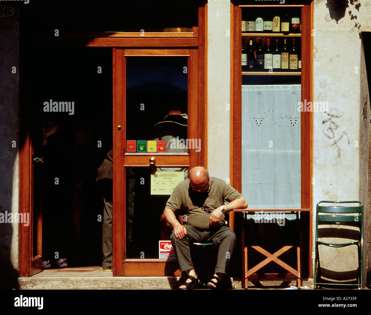 Sober man at bar hi-res stock photography and images - Alamy