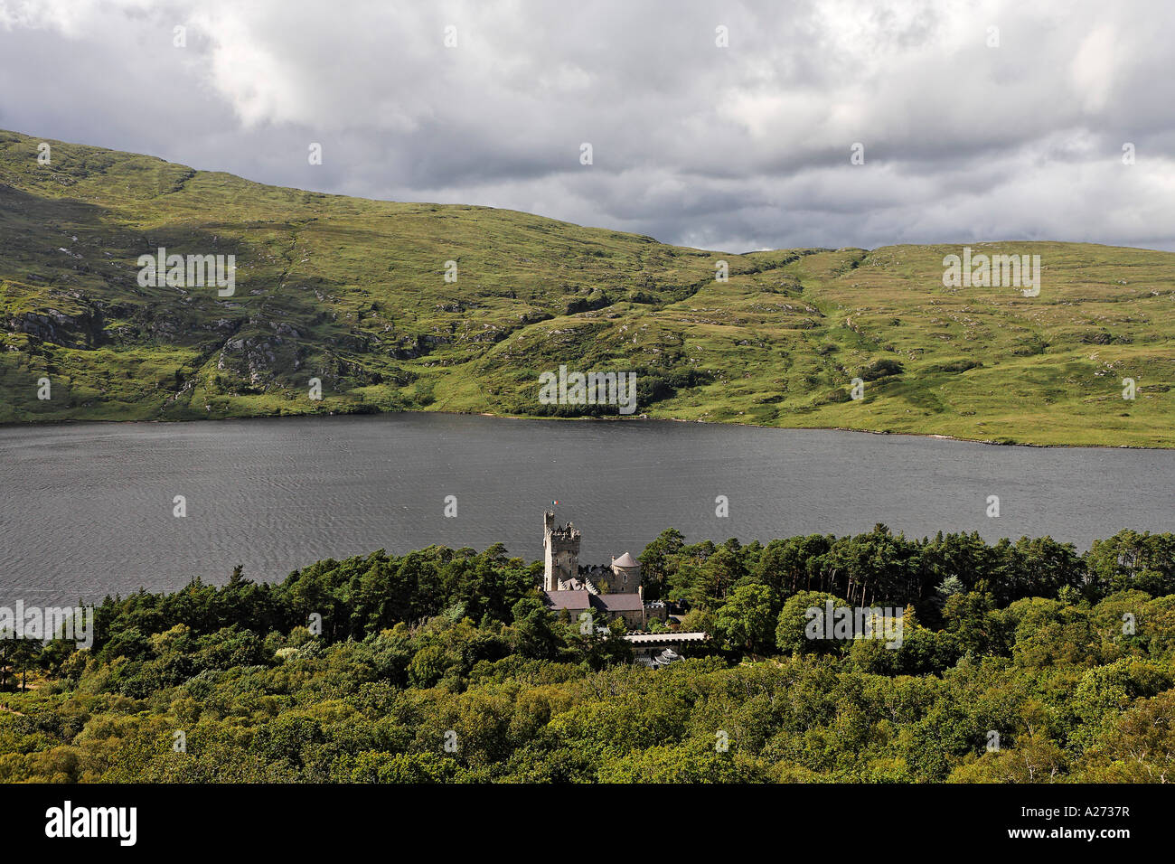 Glenveagh castle with the Loch Ghleann Bheatha in the Glenveagh ...