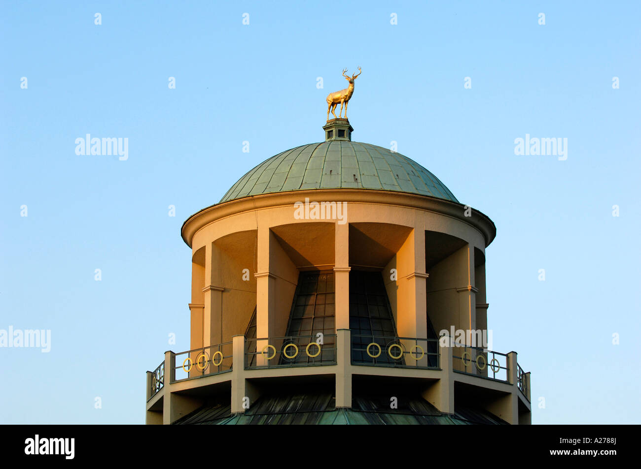 Crowned building hi-res stock photography and images - Alamy