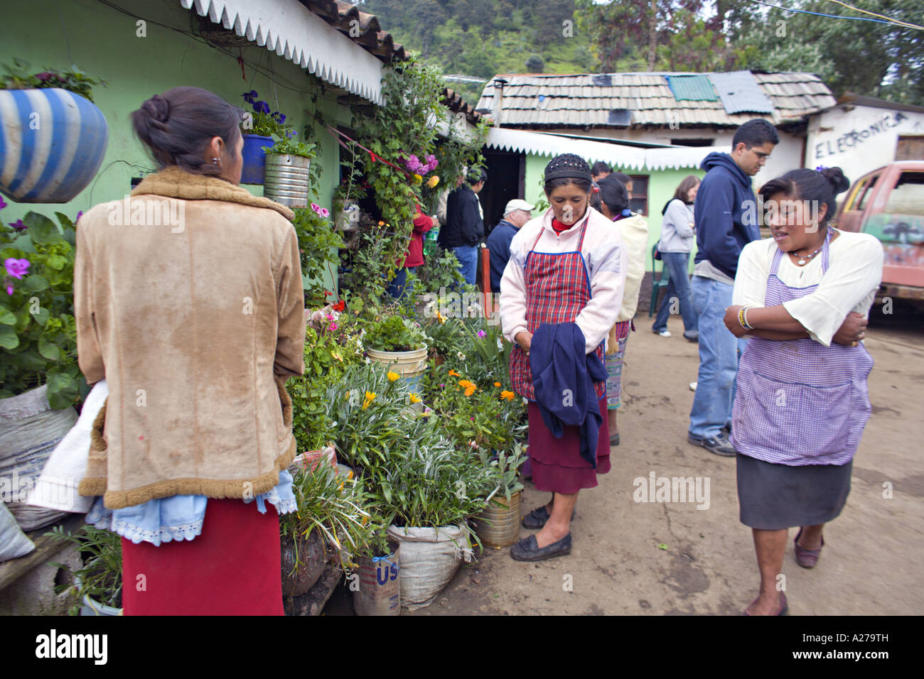 GUATEMALA CAPELLANIA Indigenous Maya Quiche women in colorful ...