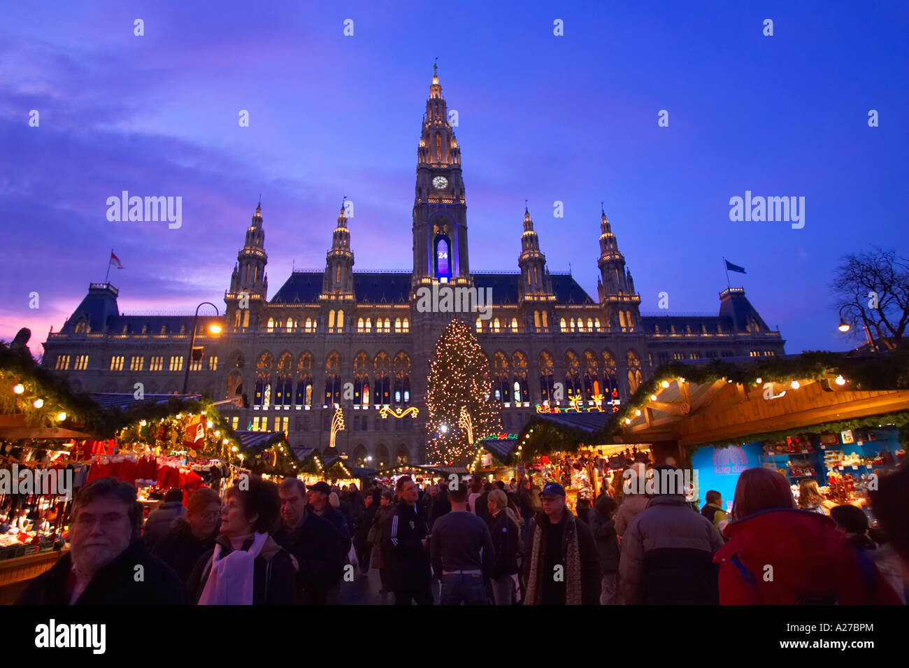 Rathaus Christmas Market At Night Neues Rathaus Vienna Austria Stock ...
