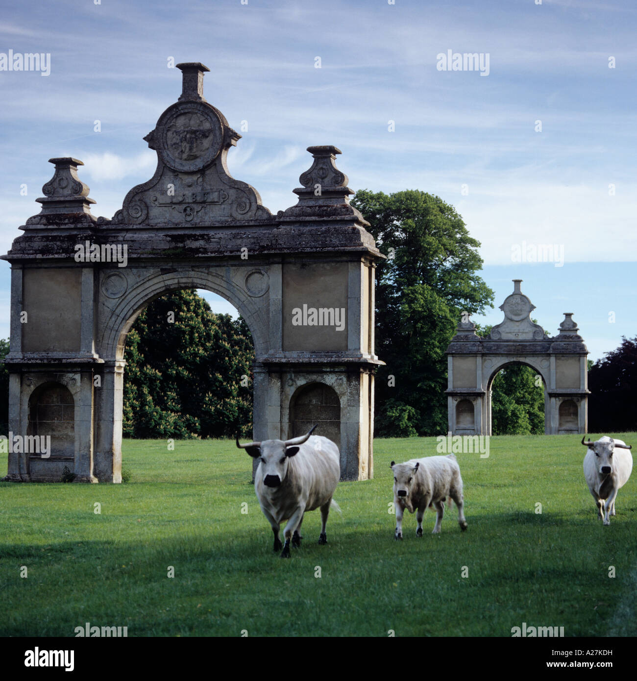 English country house ruin hi-res stock photography and images - Alamy