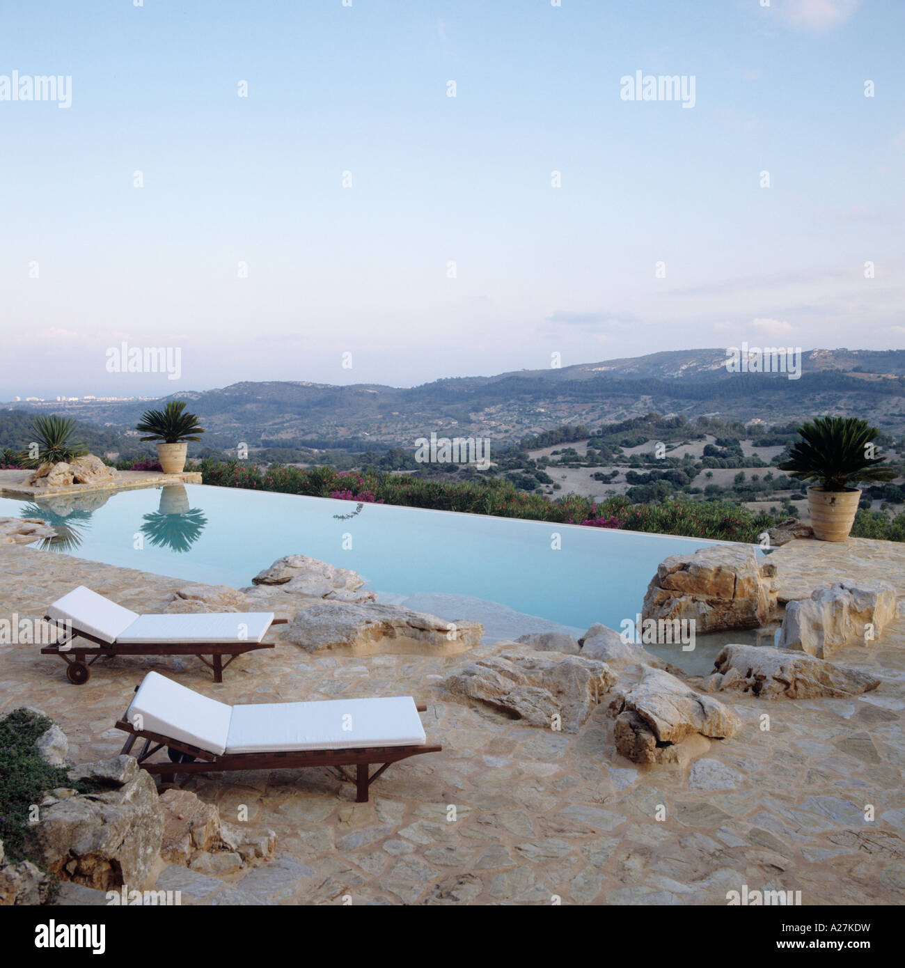 Infinity pool and sun loungers hi-res stock photography and images - Alamy