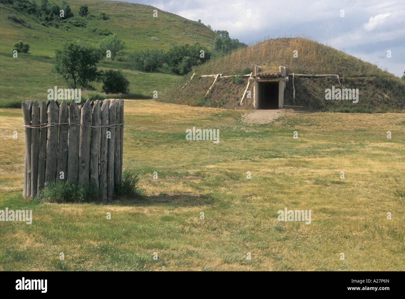 Indian earth lodge hi-res stock photography and images - Alamy