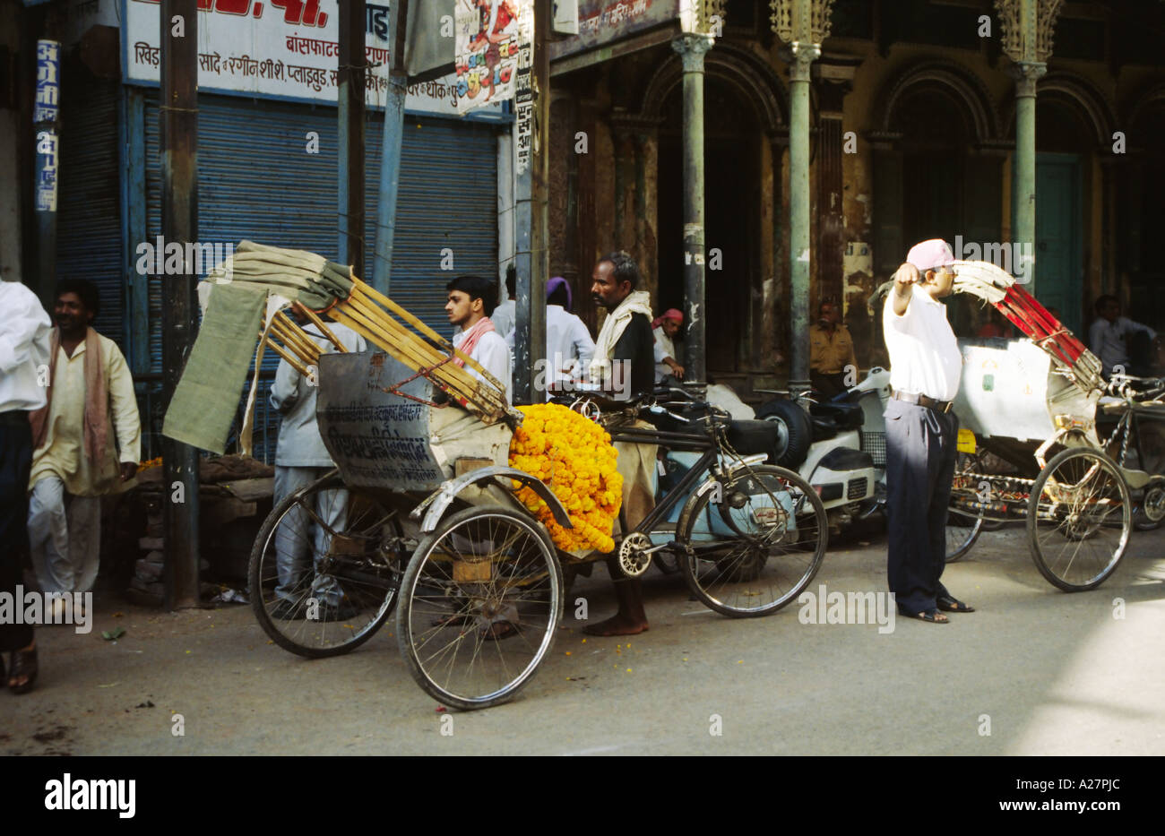 Typical street scene in India Stock Photo - Alamy
