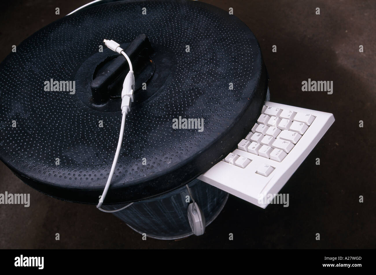 COMPUTER KEYBOARD RUBBISH BIN Stock Photo - Alamy