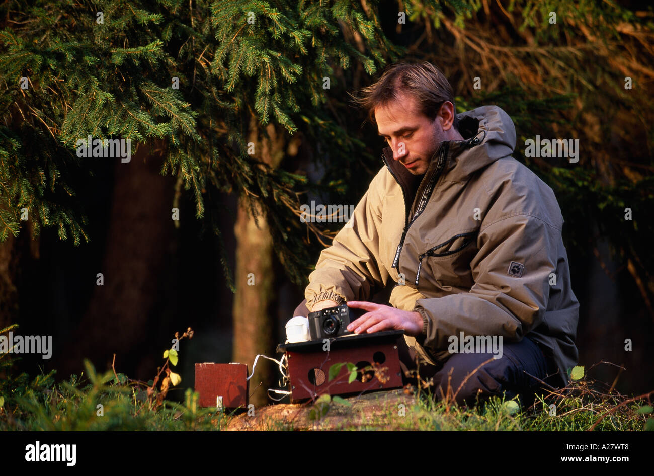 OLE ANDERS SETTING CAMERA TRAP TO RECORD EUROPEAN LYNX Stock Photo - Alamy