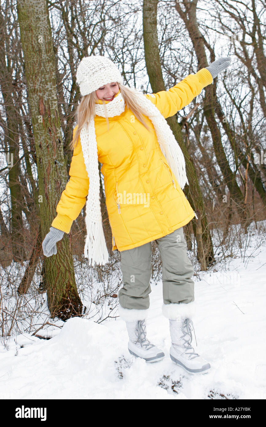 Frau im Winterurlaub, Young Woman in Winter Holiday Stock Photo - Alamy