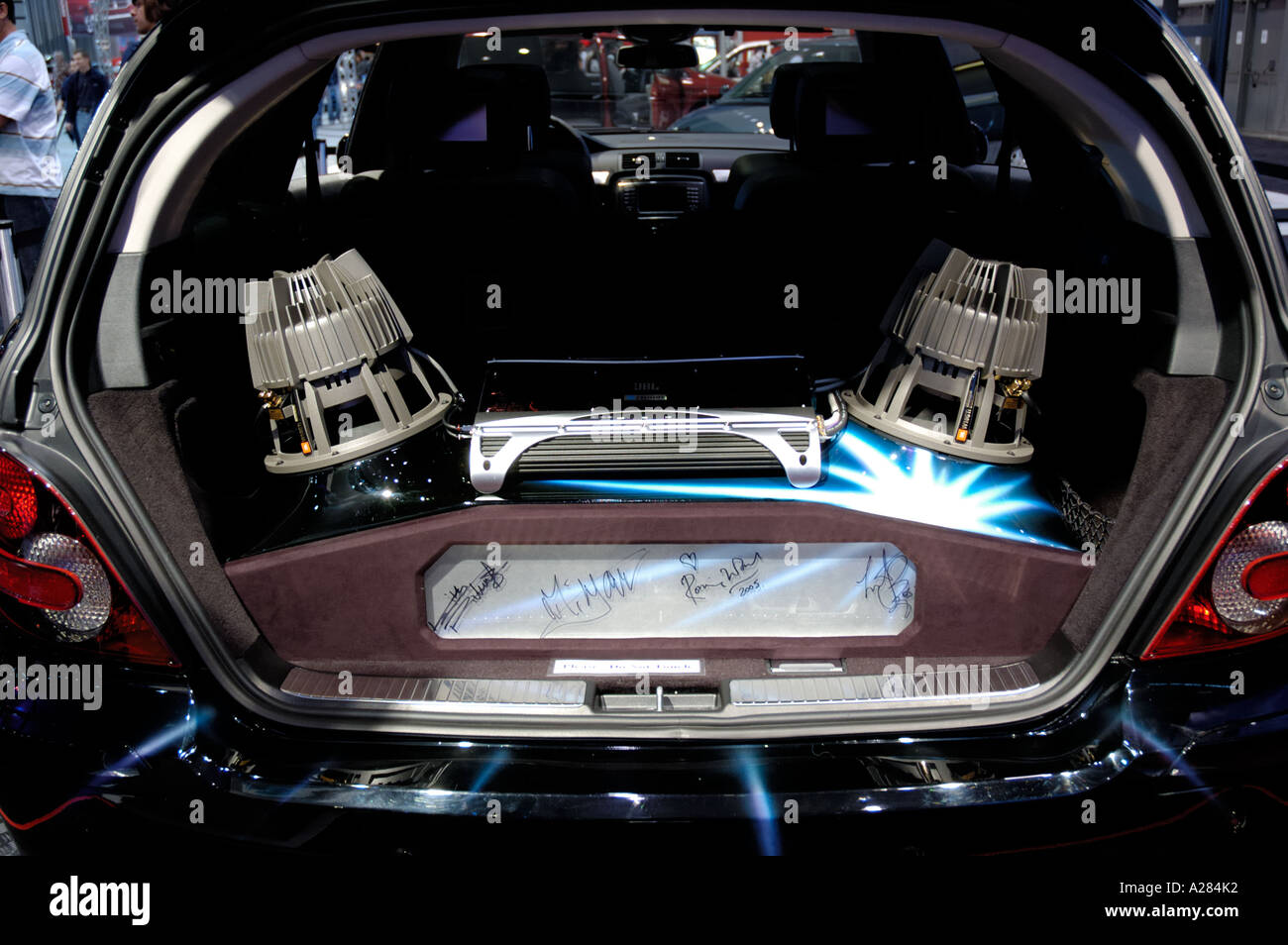 Los Angeles International Auto Show Mercedes Benz R Class van Audio ...