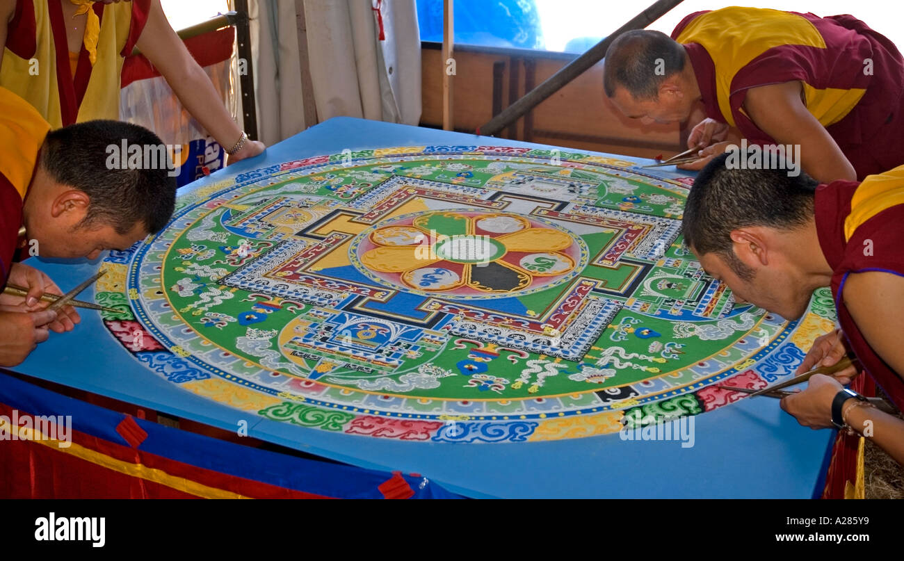 Tibetan buddhist monks mandala hi-res stock photography and images - Alamy