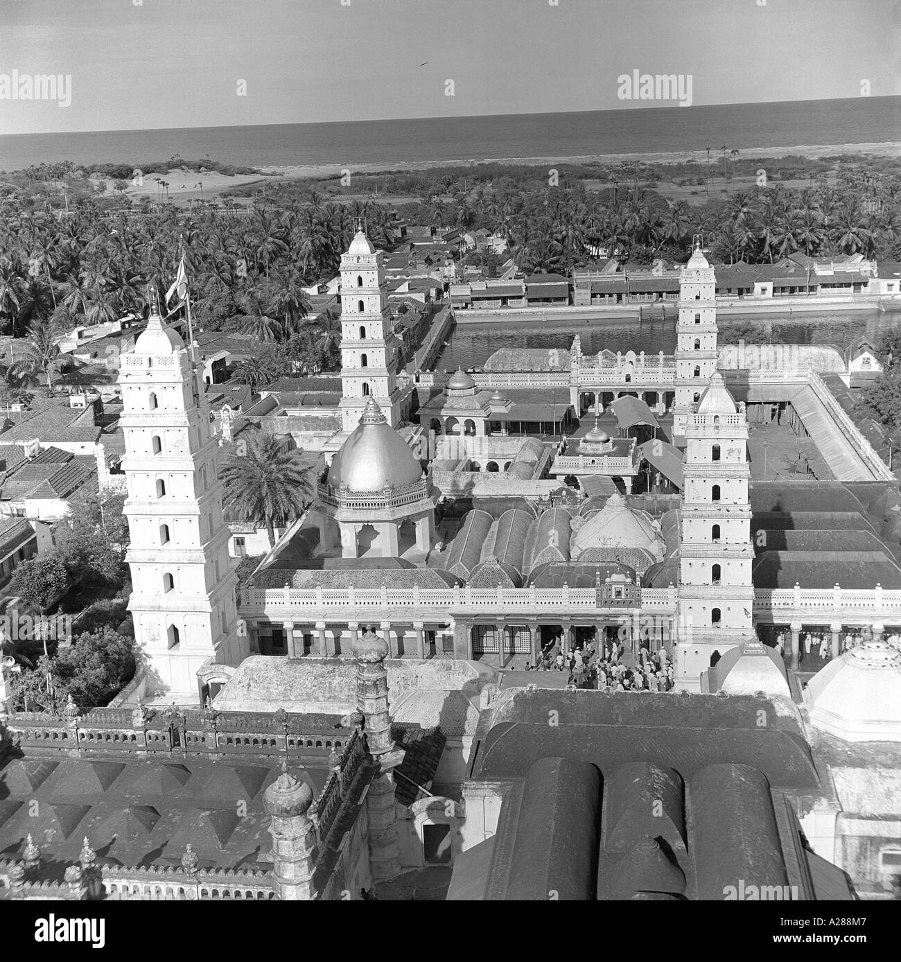 Nagore Dargah, Nagore Dargah Shariff, gold plated dome, Muslim Pilgrim ...