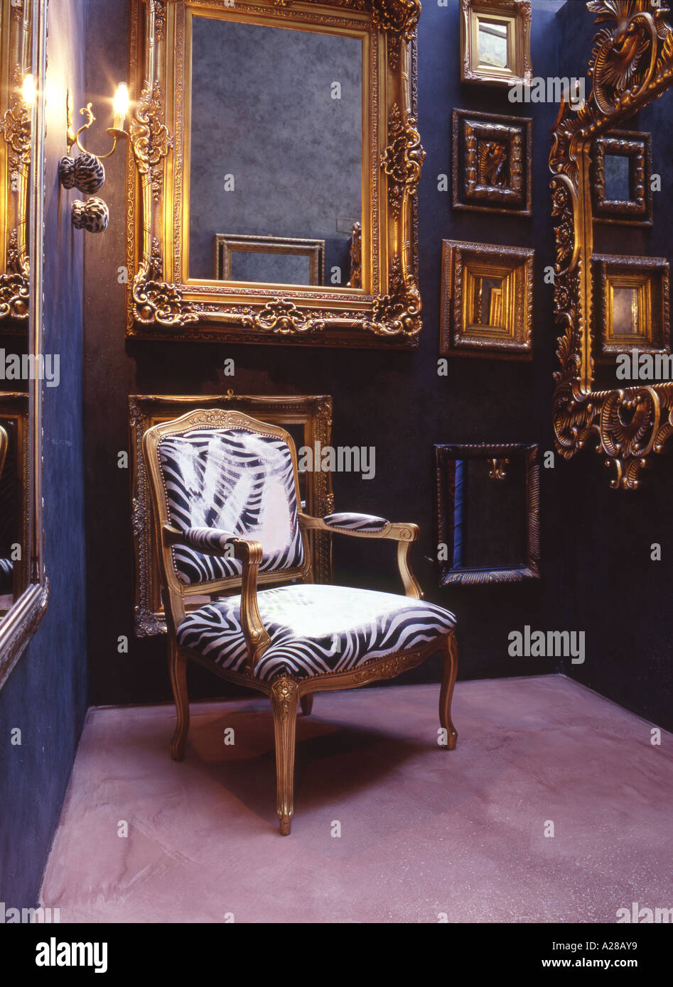Fitting room in a retail fashion shop Stock Photo - Alamy