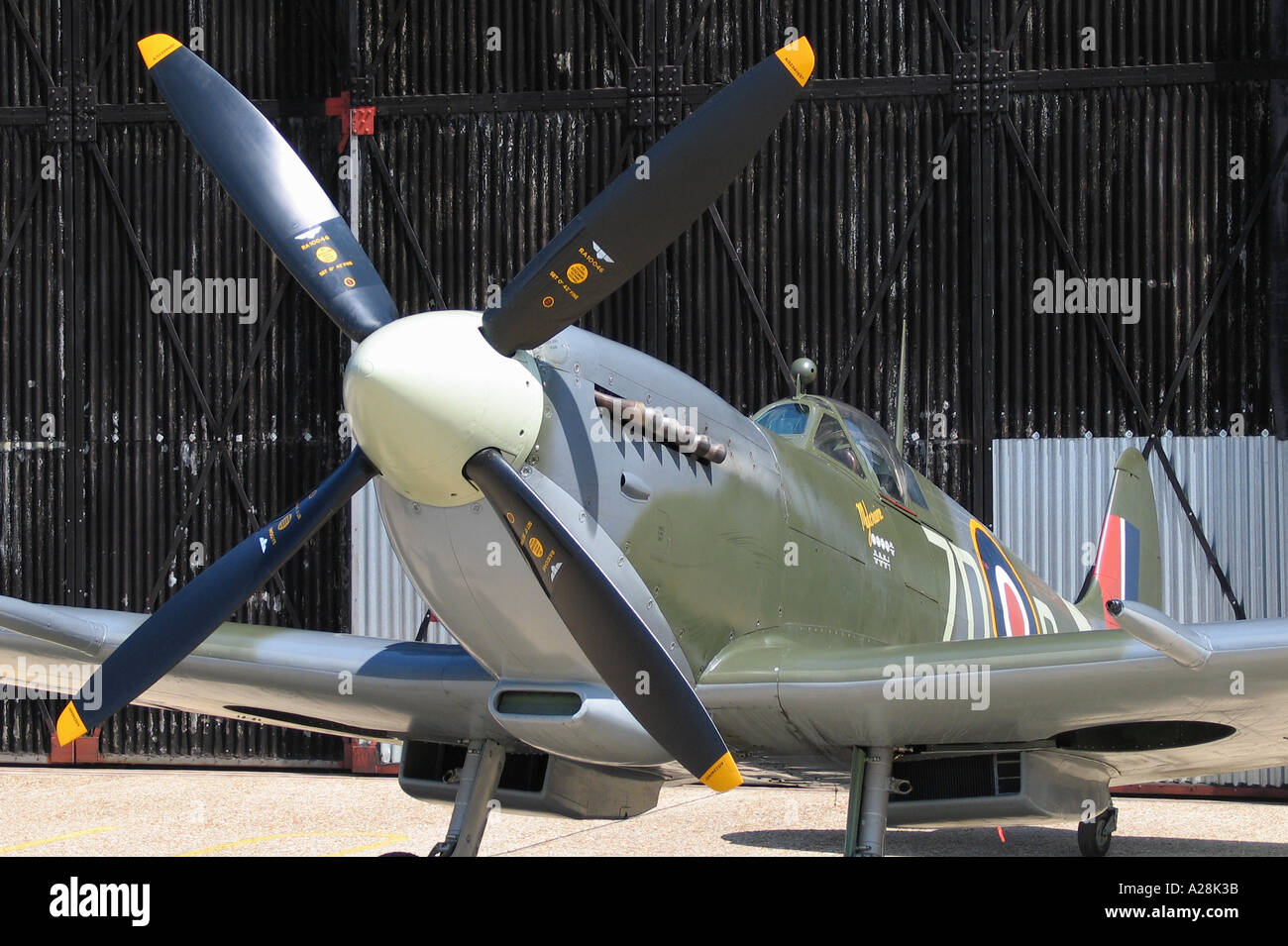 Spitfire MkIX at Farnborough 2004 Stock Photo - Alamy