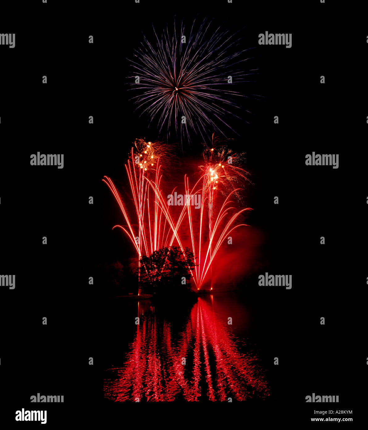 Firework reflections on water hi-res stock photography and images - Alamy