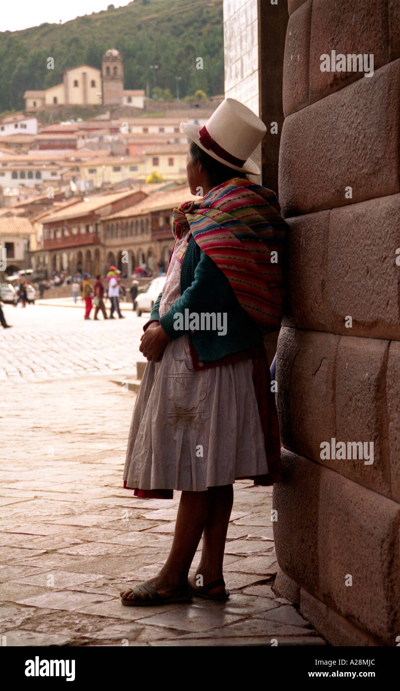 Peruvian lady waiting by Plaza de Armas, Cuzco, Peru Stock Photo - Alamy