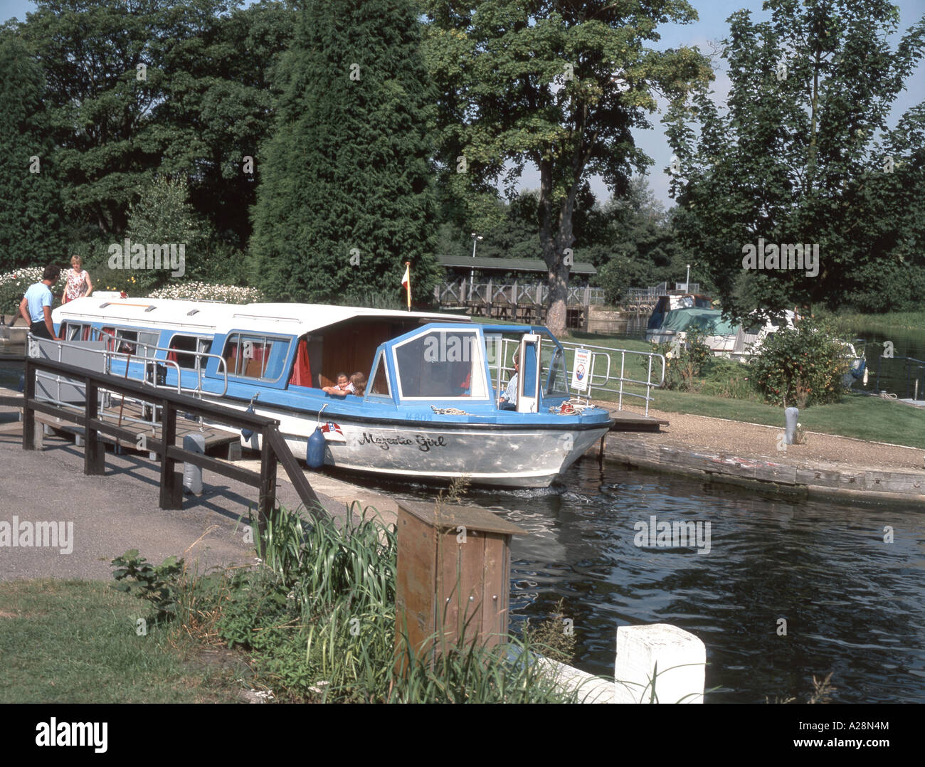 Canal boat, Abingdon Lock, Abingdon, Oxfordshire, England, United ...