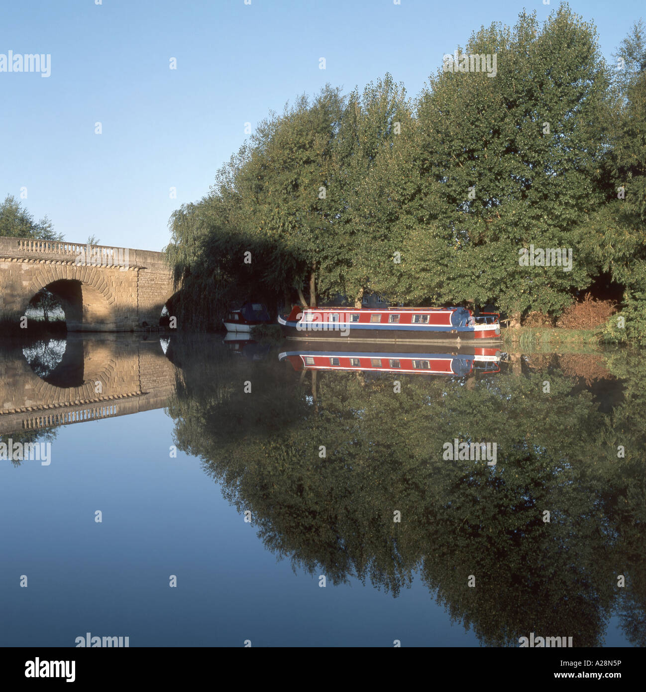 Canal boat on River Thames, Swinford Bridge, Swinford, England, United ...