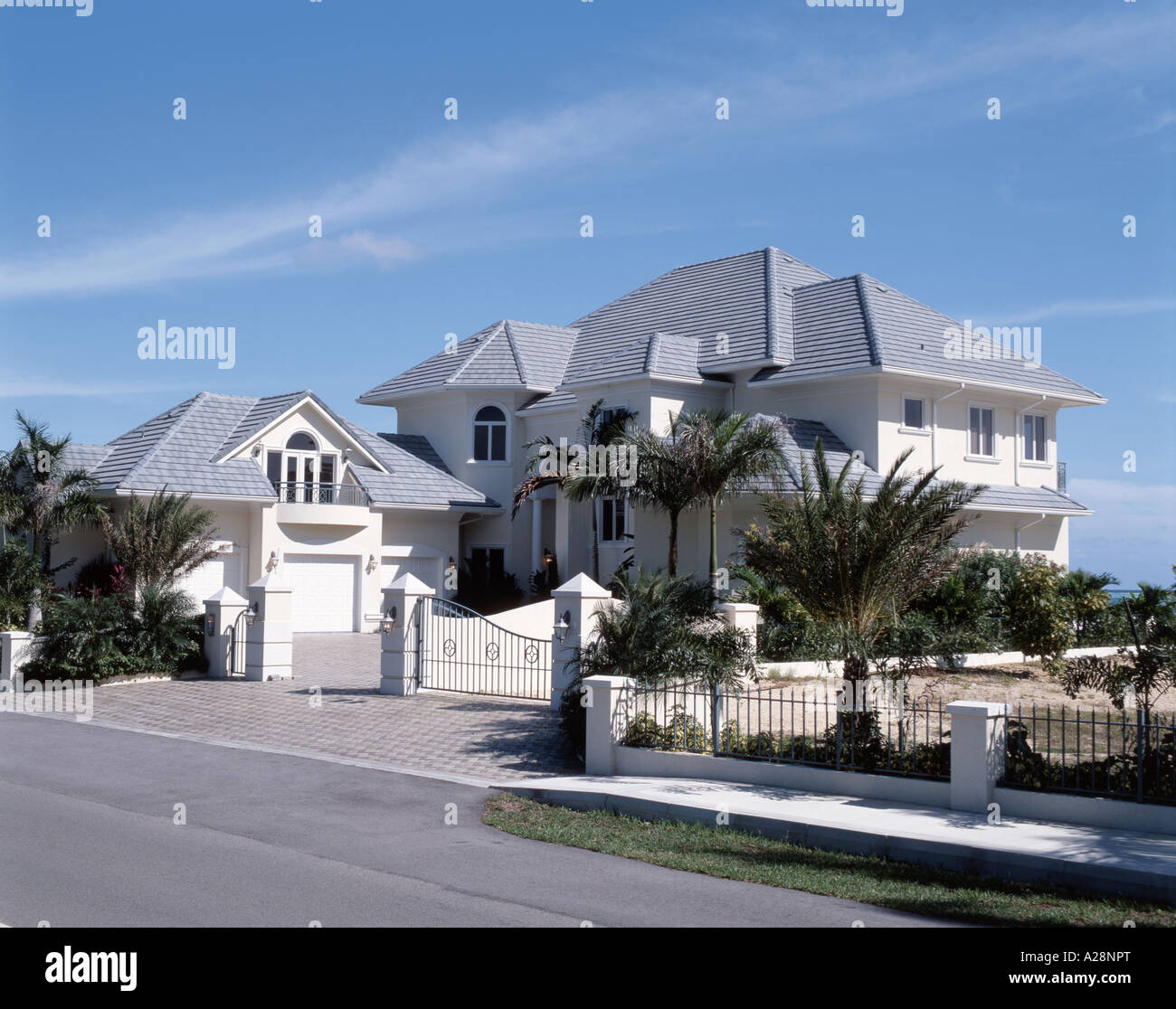 Luxury beach house hi-res stock photography and images - Alamy