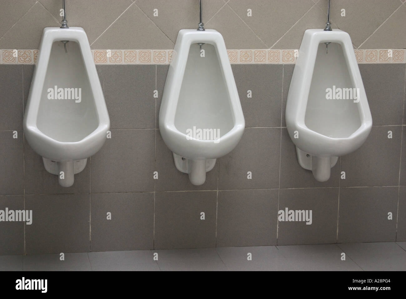 a row of urinals Stock Photo - Alamy