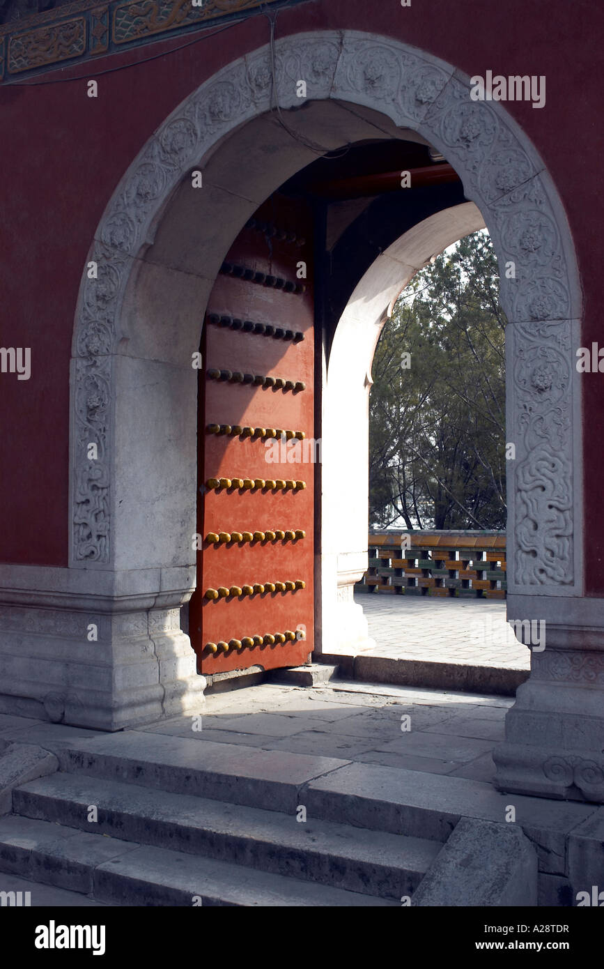 Door in the King of Heaven Hall at Beihai Gongyuan in Beijing China ...