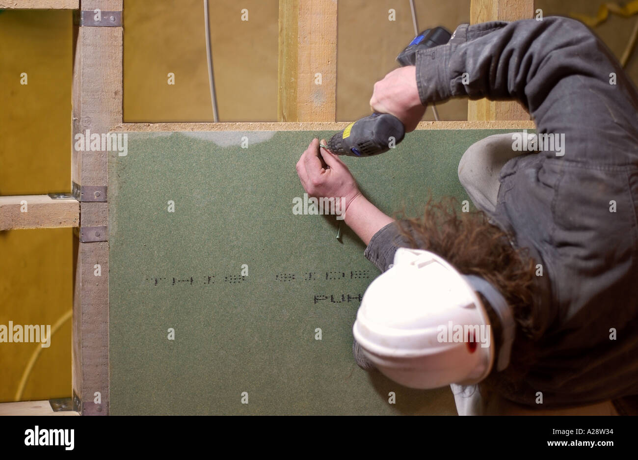 A BUILDER LAYING A HARDBOARD FLOOR Stock Photo - Alamy