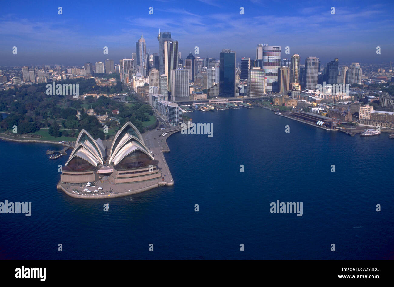 Aerial view of Sydney Opera House and the downtown Sydney skyline ...