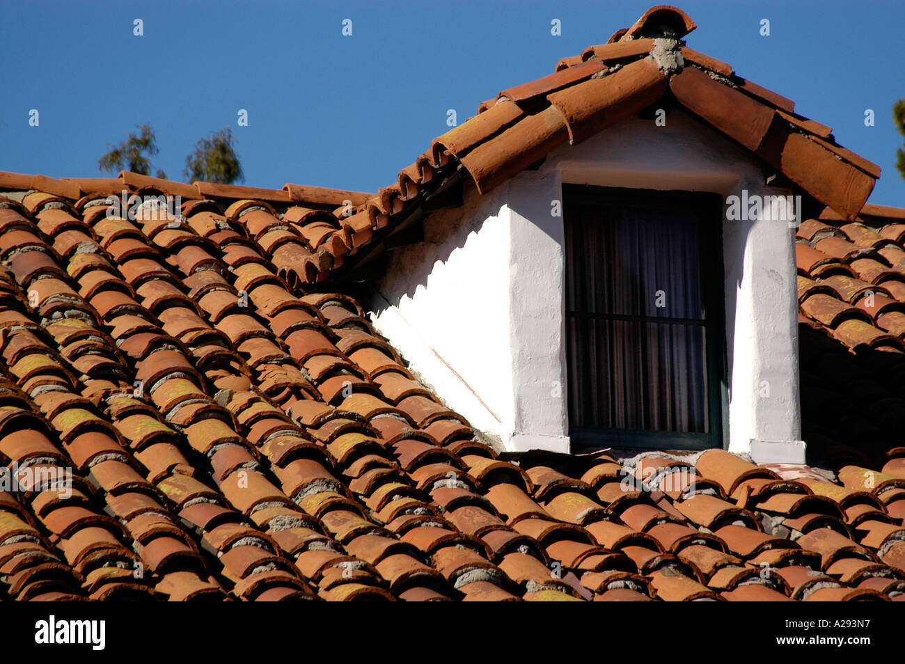 Santa barbara california red tile roofs hi-res stock photography and ...