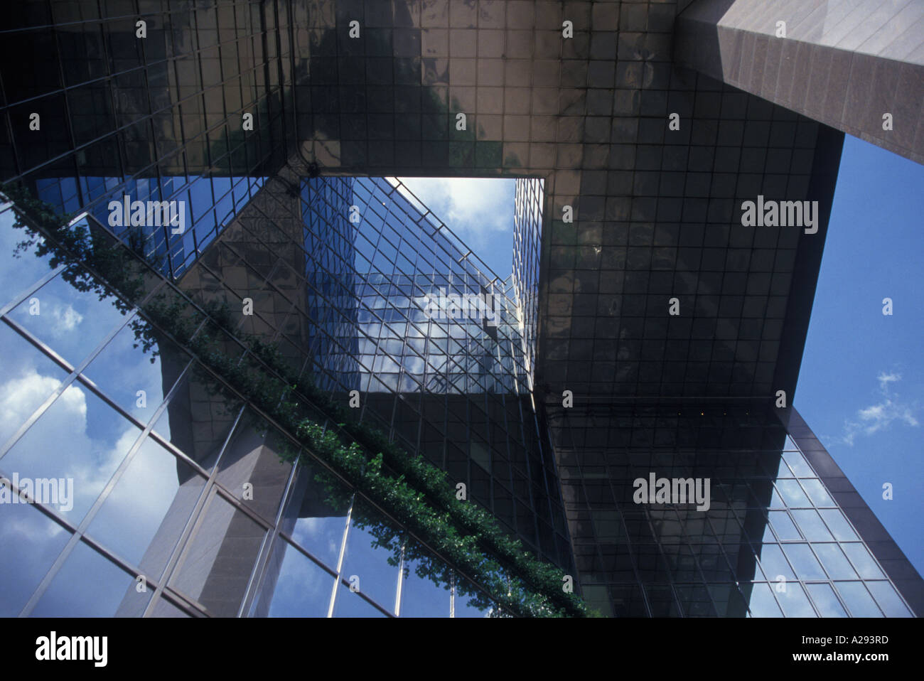 Number 1 london bridge building hi-res stock photography and images - Alamy