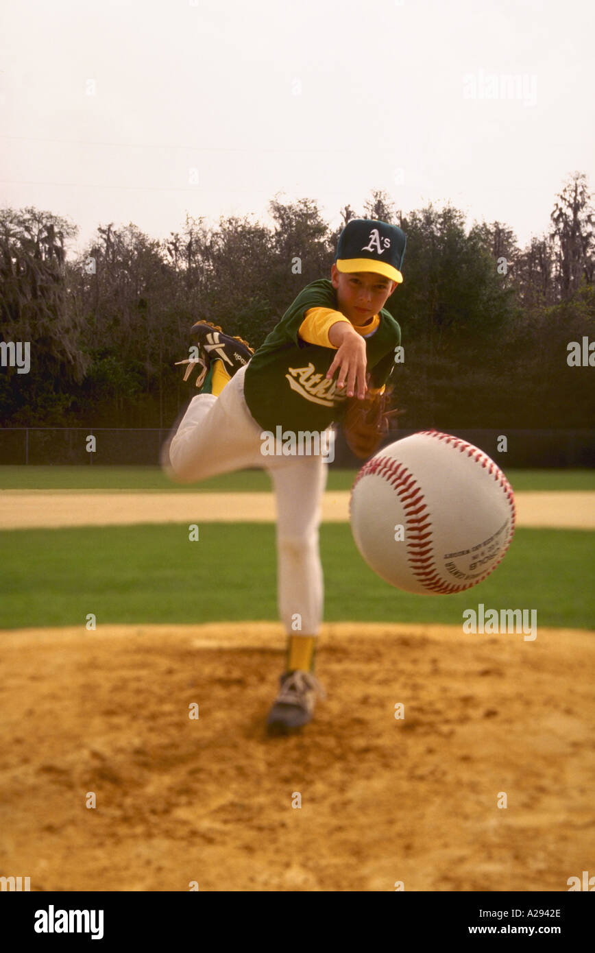 Boy pitching hi-res stock photography and images - Alamy