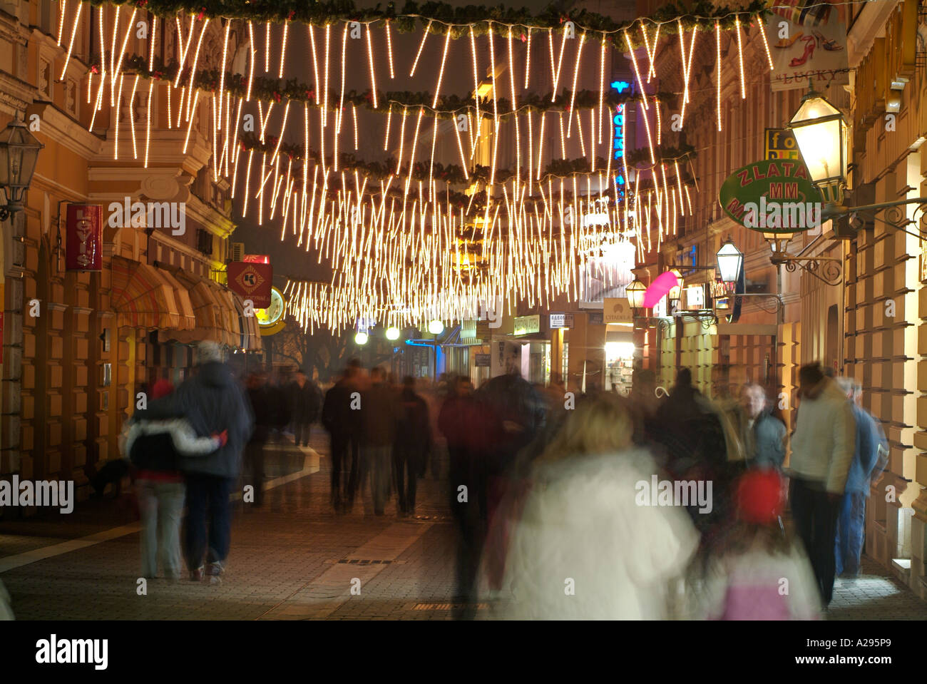 Busy shopping street hi-res stock photography and images - Alamy