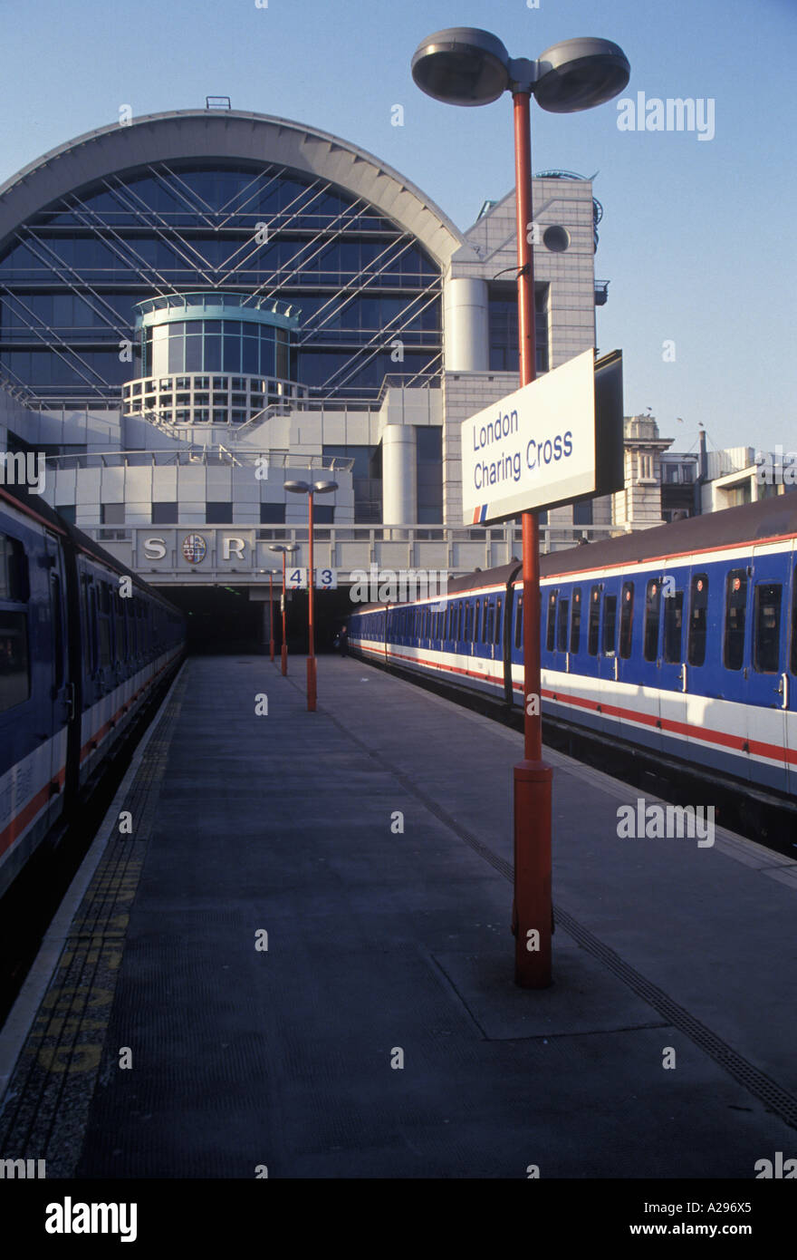 Embankment charing cross hi-res stock photography and images - Alamy