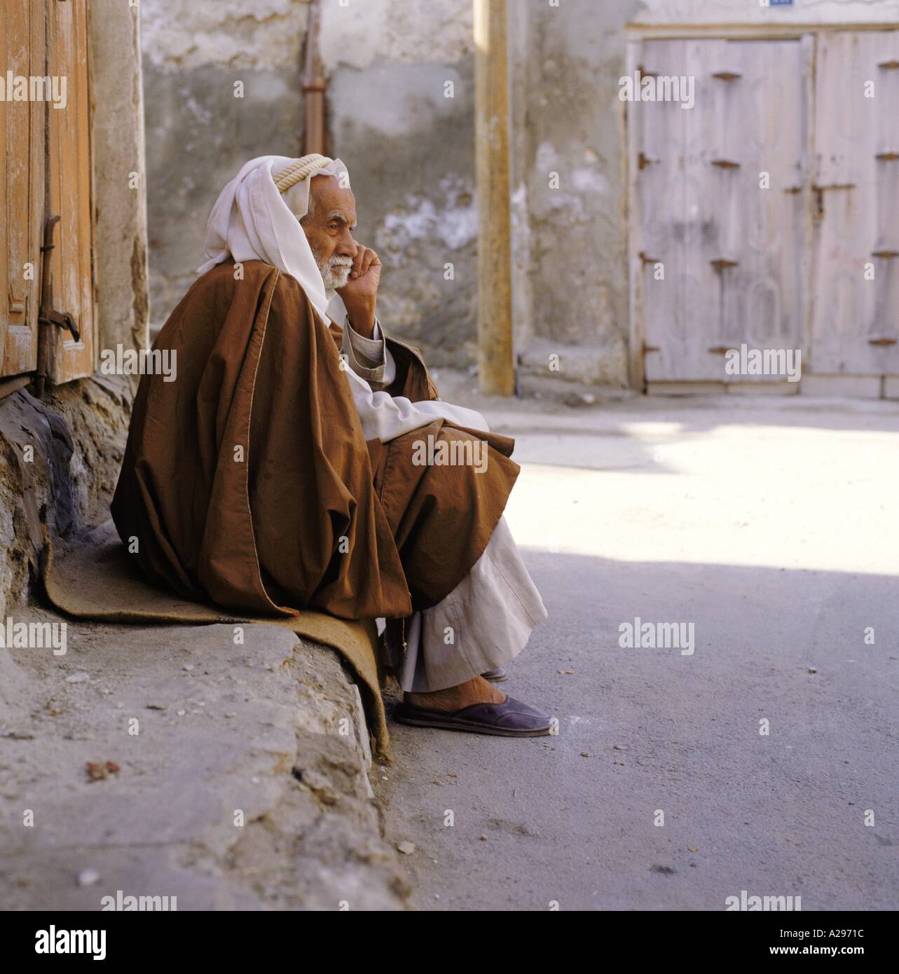 Traditional Dress Bahrain High Resolution Stock Photography and Images ...