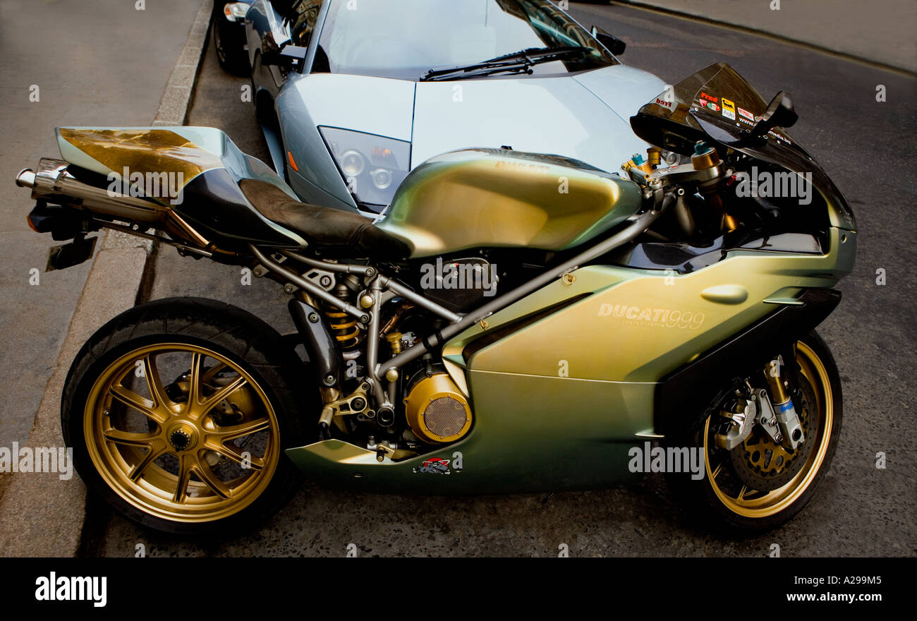 Gold lambo wheels hi-res stock photography and images - Alamy